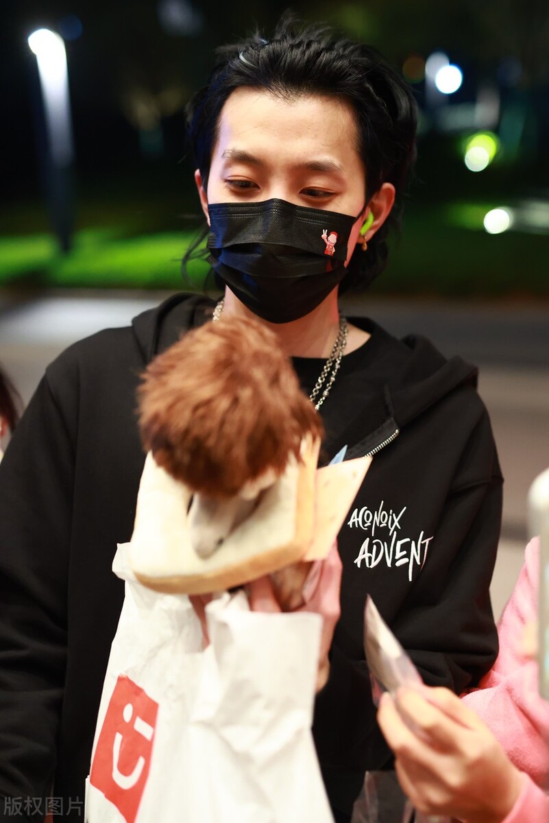 Fan Shiqi appeared in activities - iNEWS