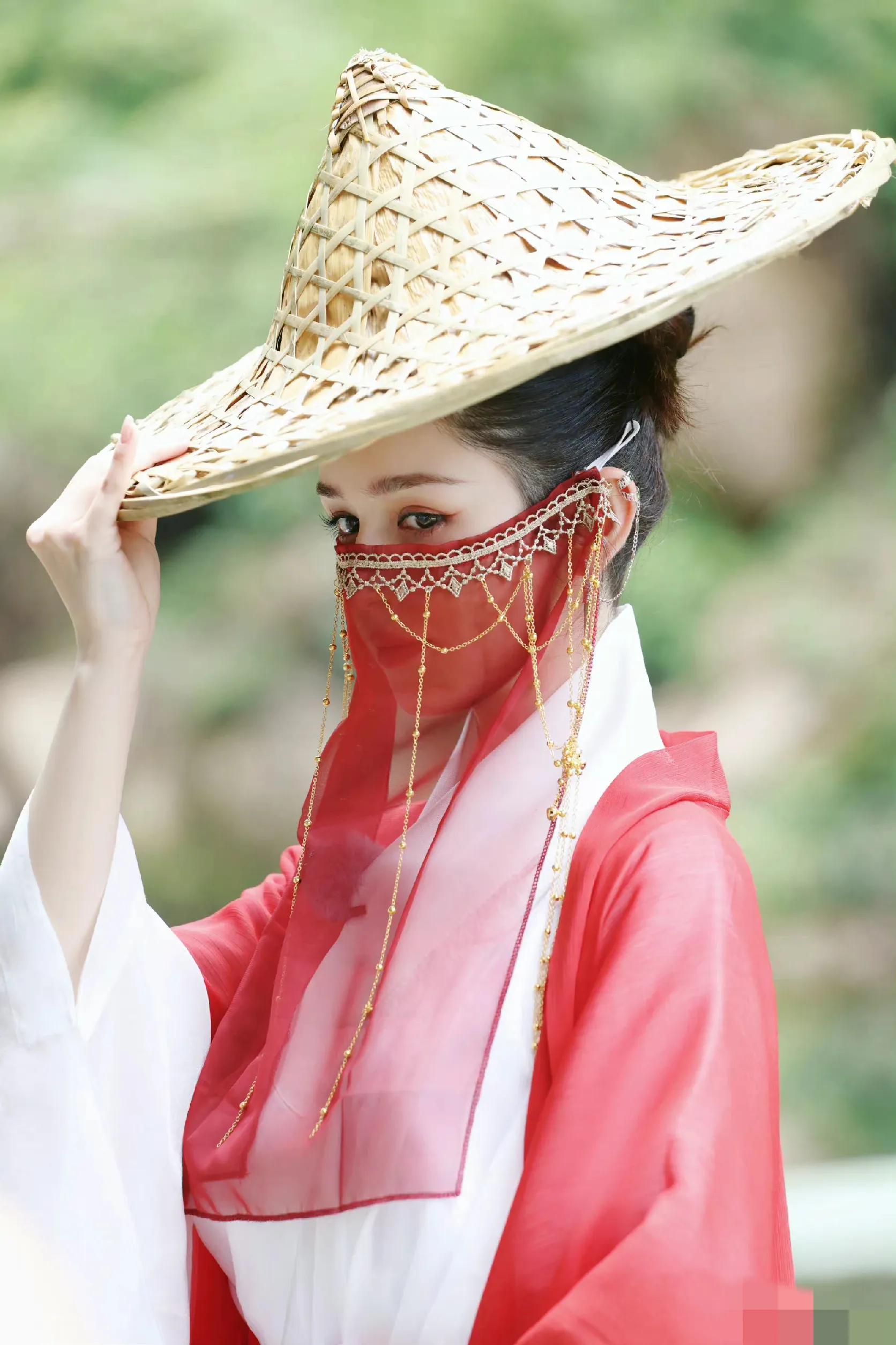 Bailu and Hanikezi, the two actresses in red, are both in red. Who ...