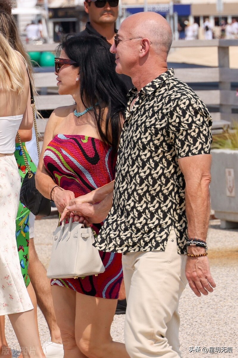 Billionaire Jeff Bezos vacations in France with fiancee Lauren Sanchez ...