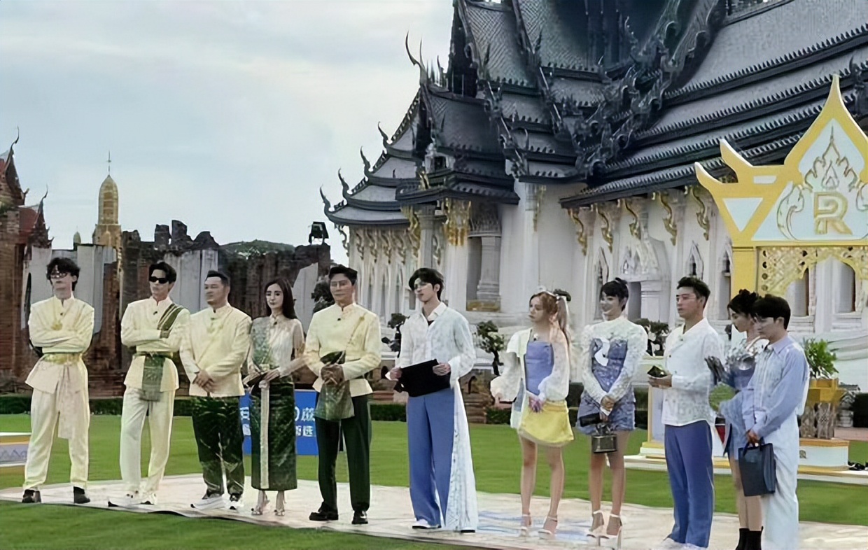 Li Chen posted a group photo of "Let's Run" in Thailand, and Baby Biye ...
