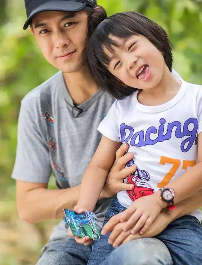 Chen Ruoyi and her eldest son Kimi are in the same frame as a couple ...