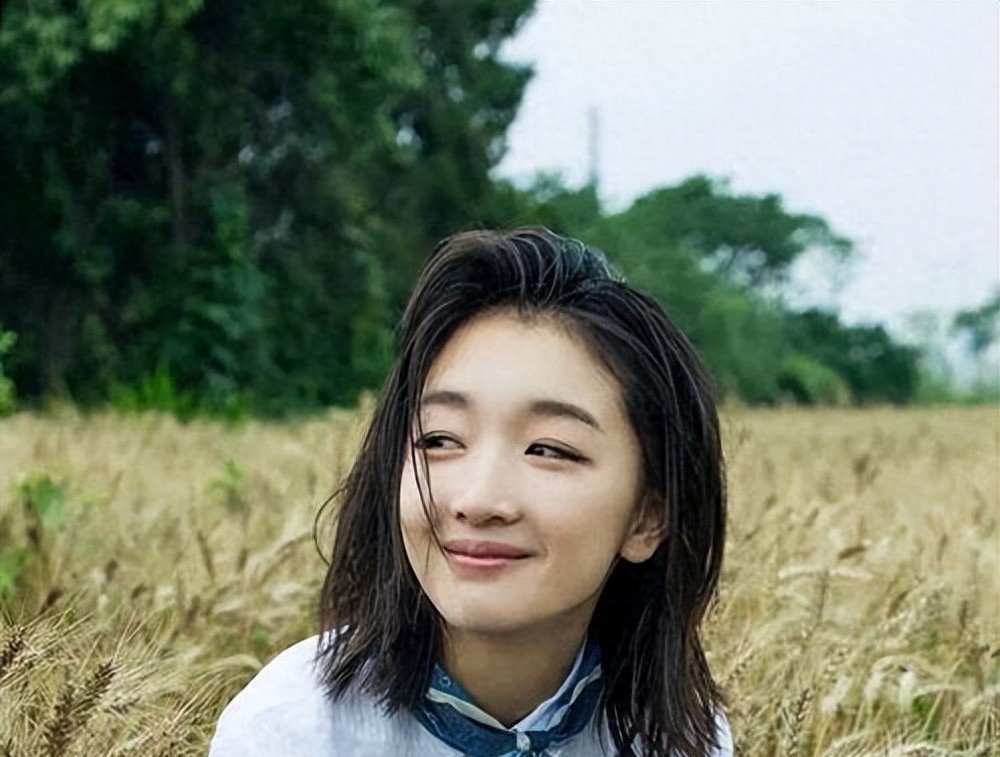 Three-time Best Actress Queen Zhou Dongyu: In front of people, she is a harmless little white ...