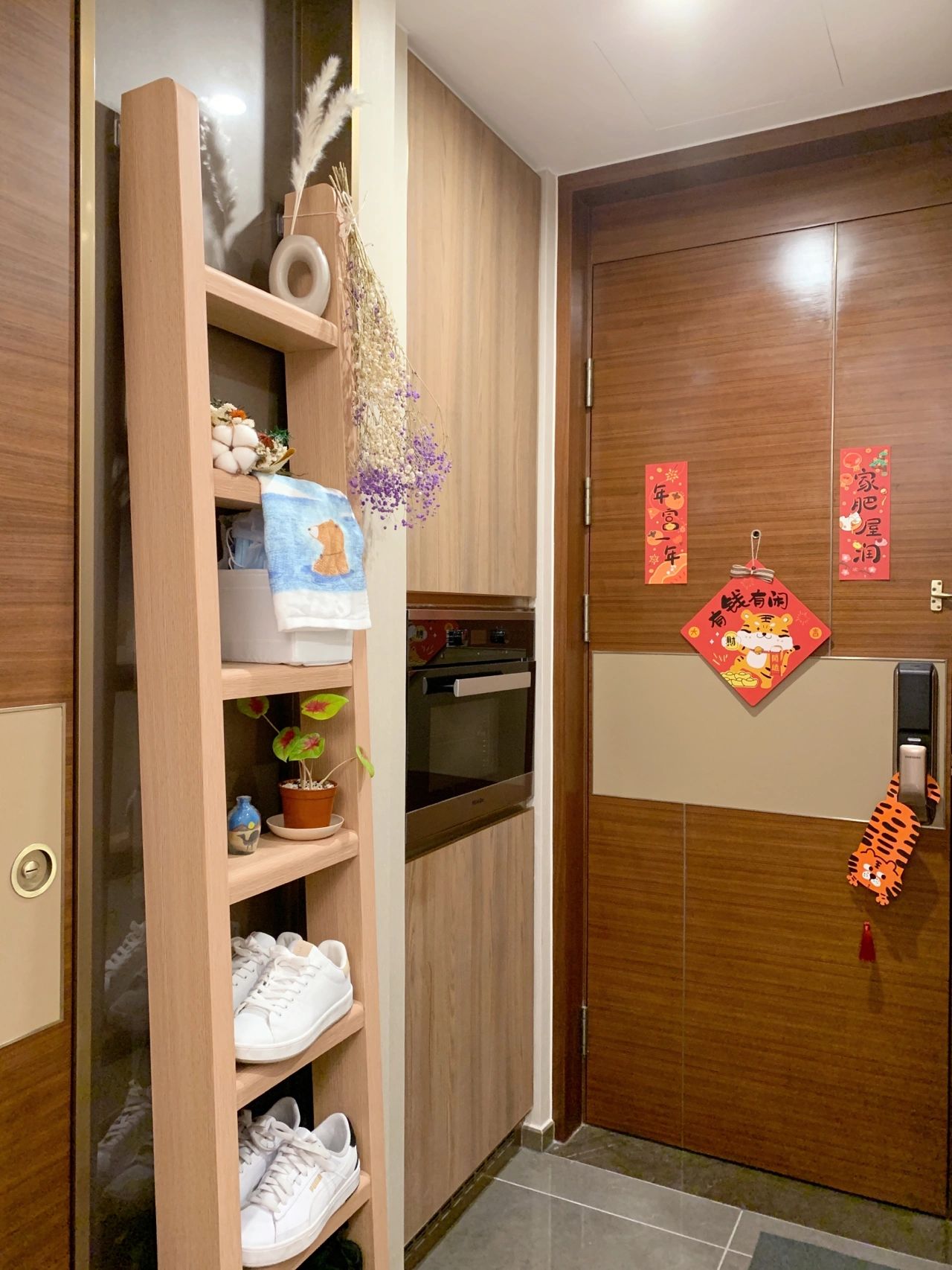 A family of 3 in Hong Kong lives in a 20-square-meter hut. The storage ...