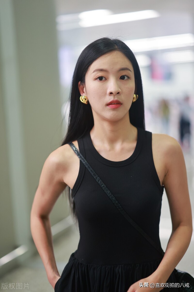 Street Shot: Sun Rui Appeared at Shanghai Airport in Simple and Casual ...