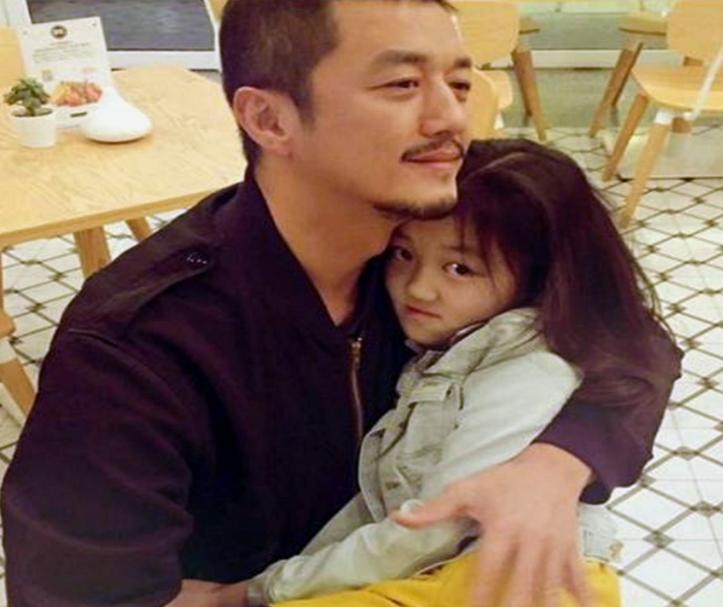 Li Yan visited Sanlitun with her stepmother! Wearing a vest with a bee waist and buttocks ...