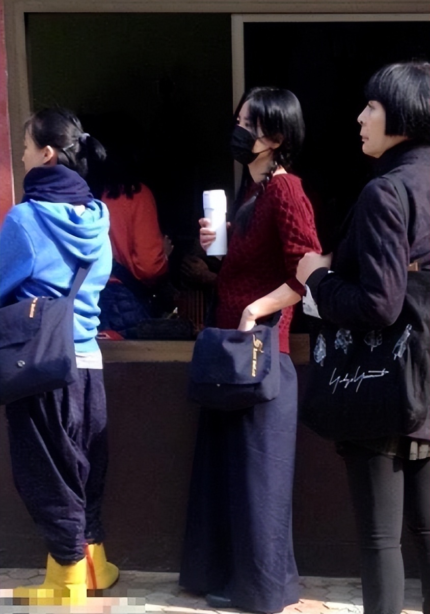 Faye Wong under the lens of passers-by has smooth and delicate skin ...