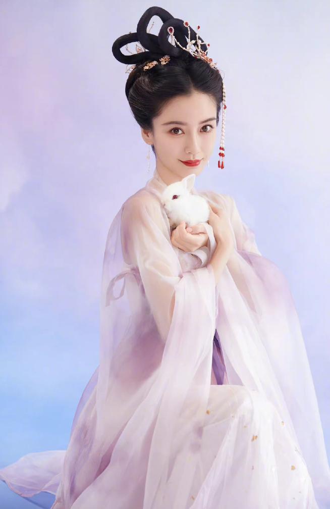 Angelababy incarnates "Fairy Chang'e", holding a little jade rabbit in ...