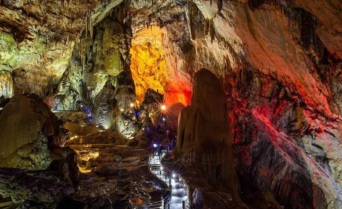 Punch in the most beautiful tourist cave in China: Dream Zhijin Cave ...