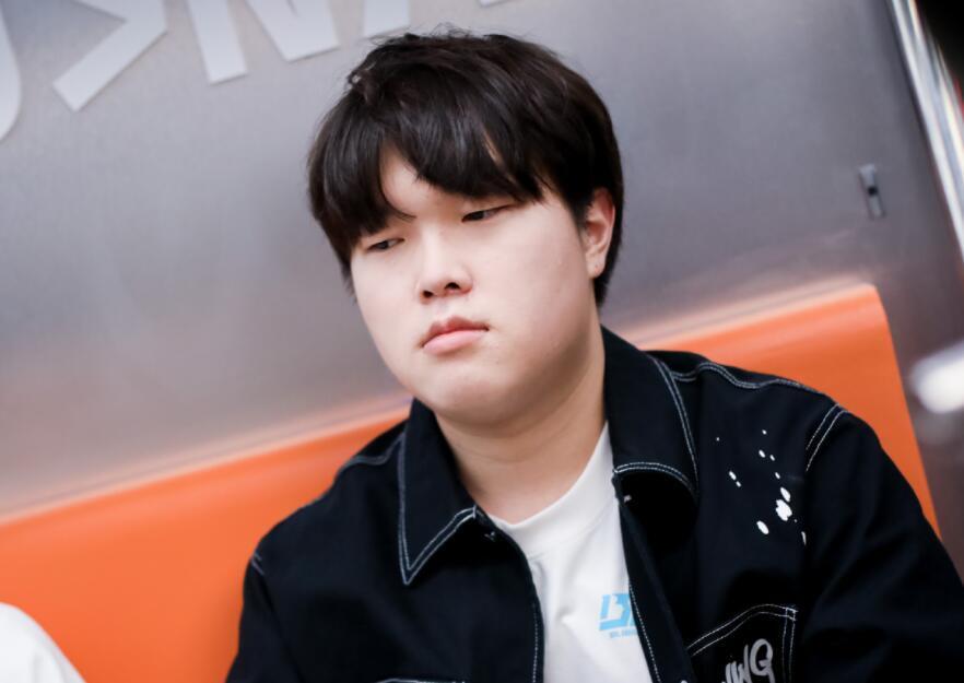 Bin has become the second faker. Before the game, he set the flag in a ...