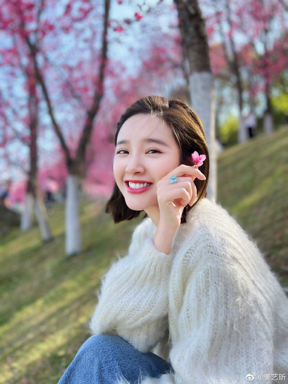 In March of Yangchun, Tang Yixin enjoys flowers in spring and is ...