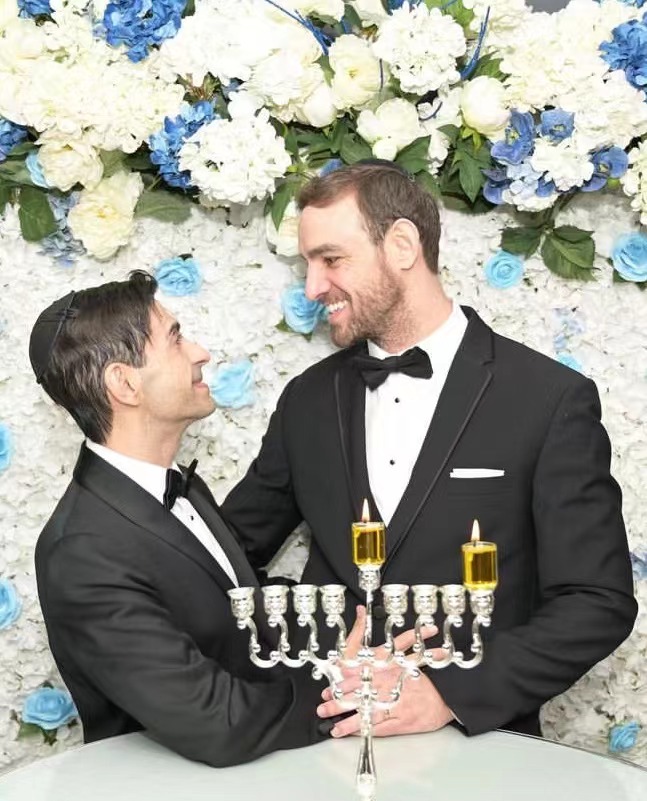 The actor playing Benjamin married the same sex and kissed her well ...