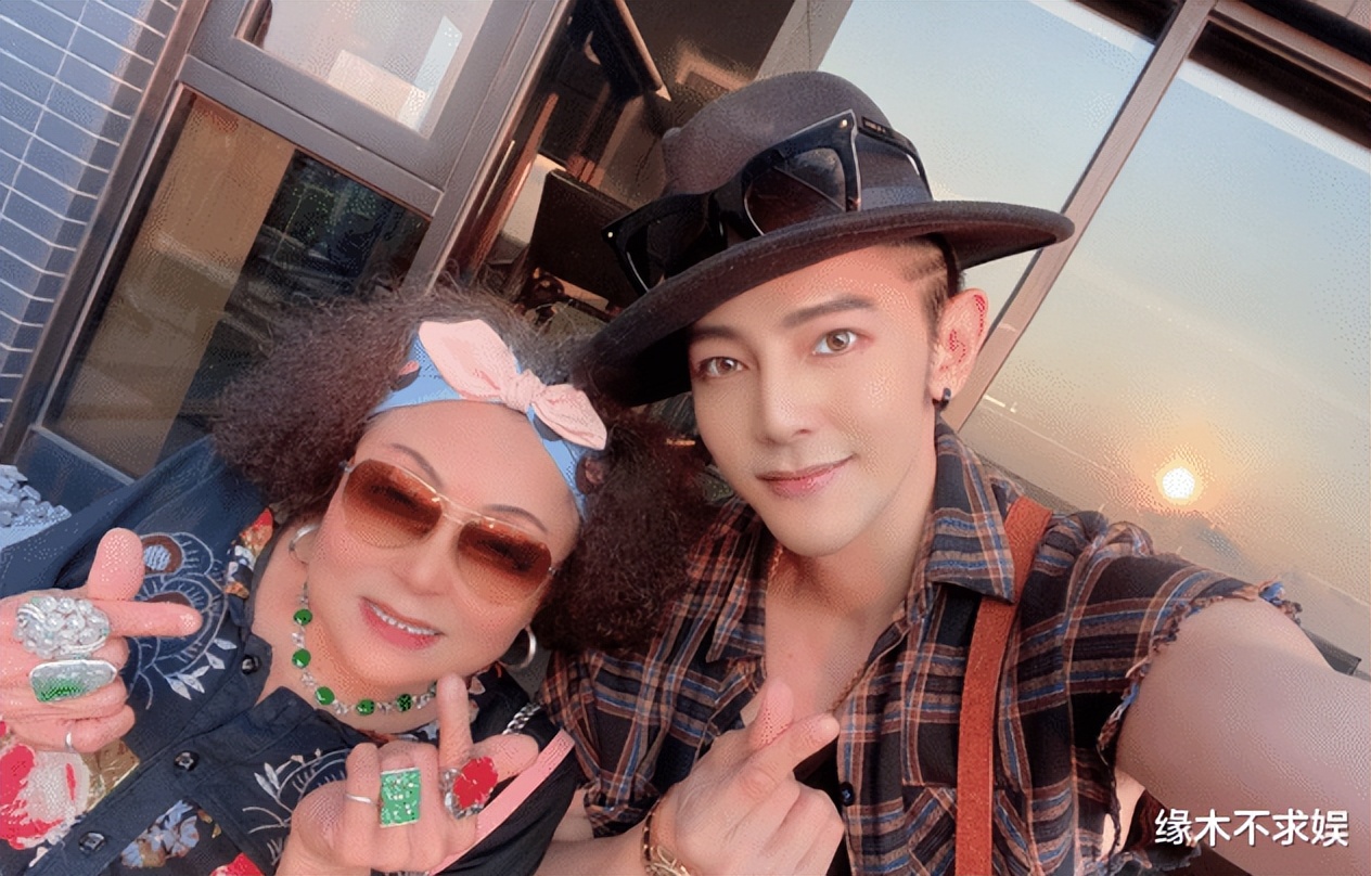 41-year-old Wang Dongcheng sells shapewear on live broadcast, and sings ...