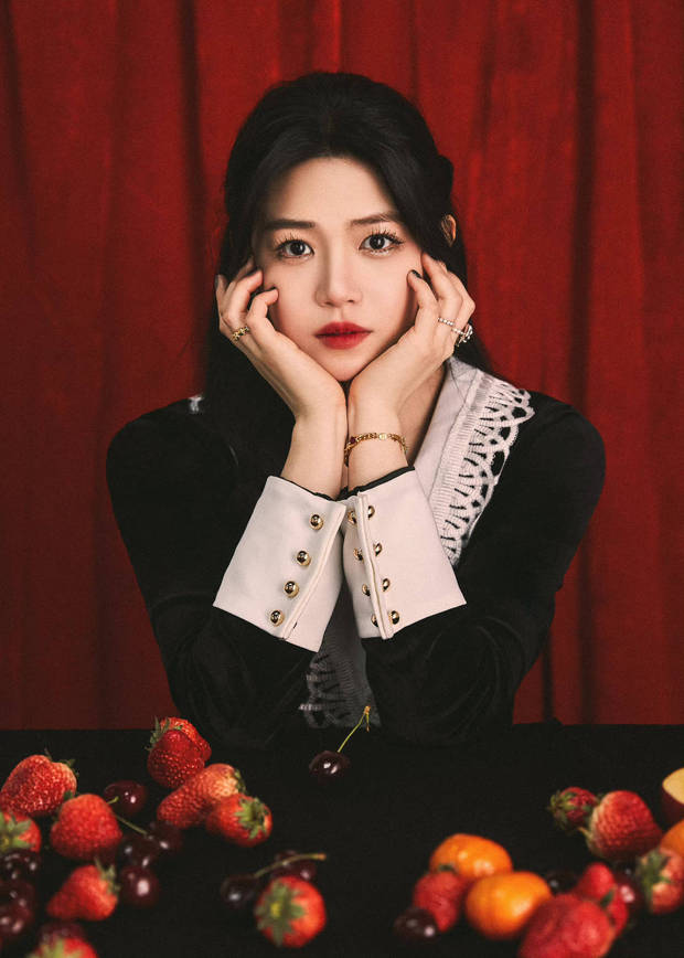 Chen Yanxi's retro oil painting style photo has black hair and red lips, noble and elegant - iNEWS