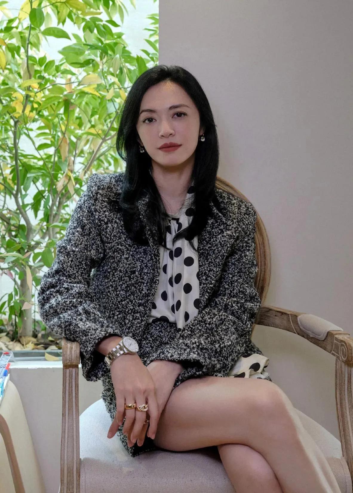 Yao Chen is not like the mother of two children. Her legs are at least ...
