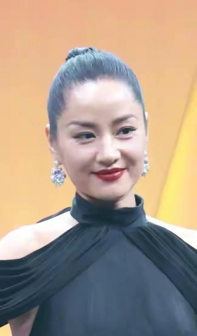 51-year-old Qu Ying is the best on the Bazaar red carpet - iNEWS