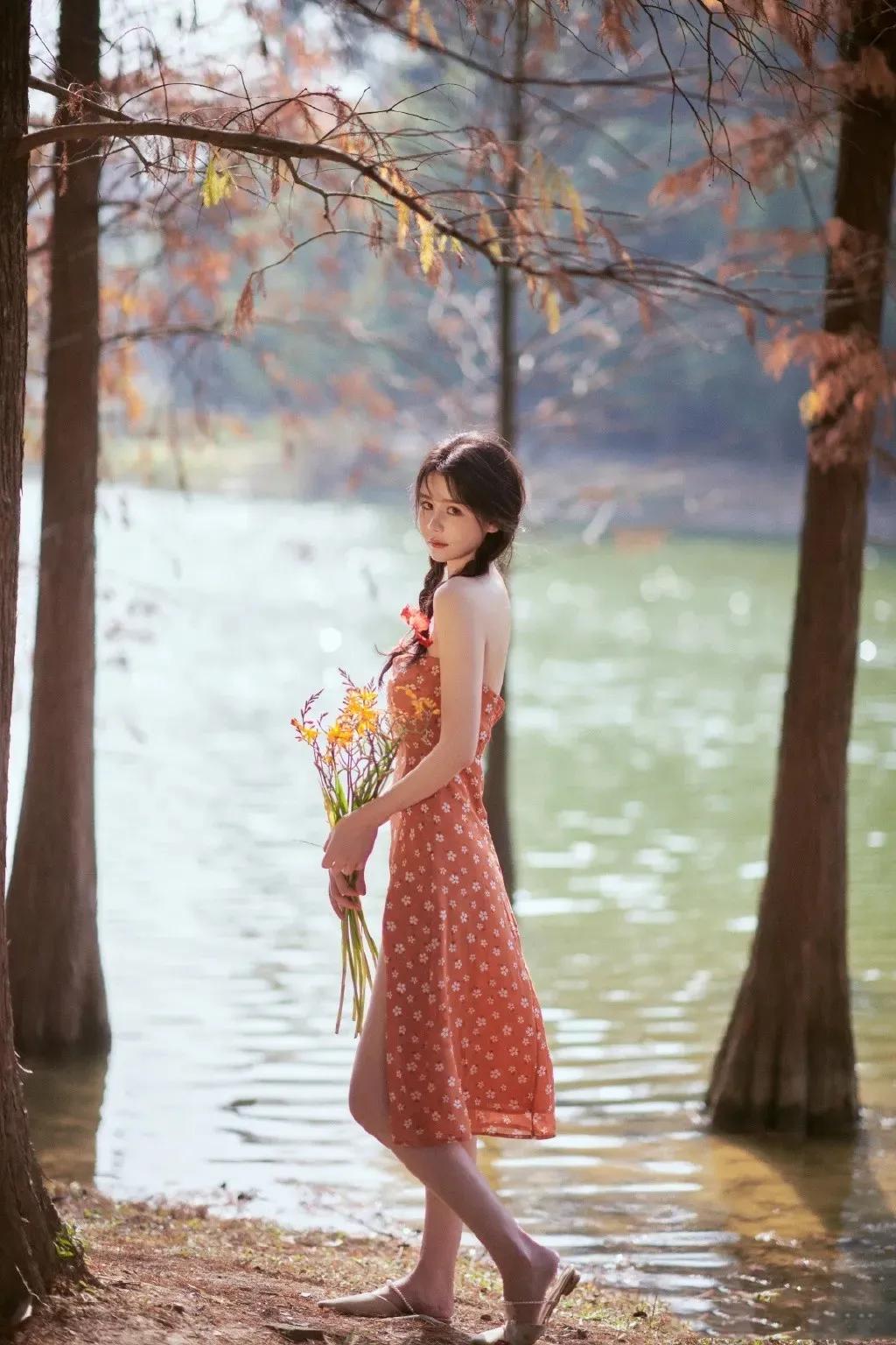 Qiu Yi Nong, who has bright eyes and red lips, and Zhang Chunye, who is fresh and sweet and has ...