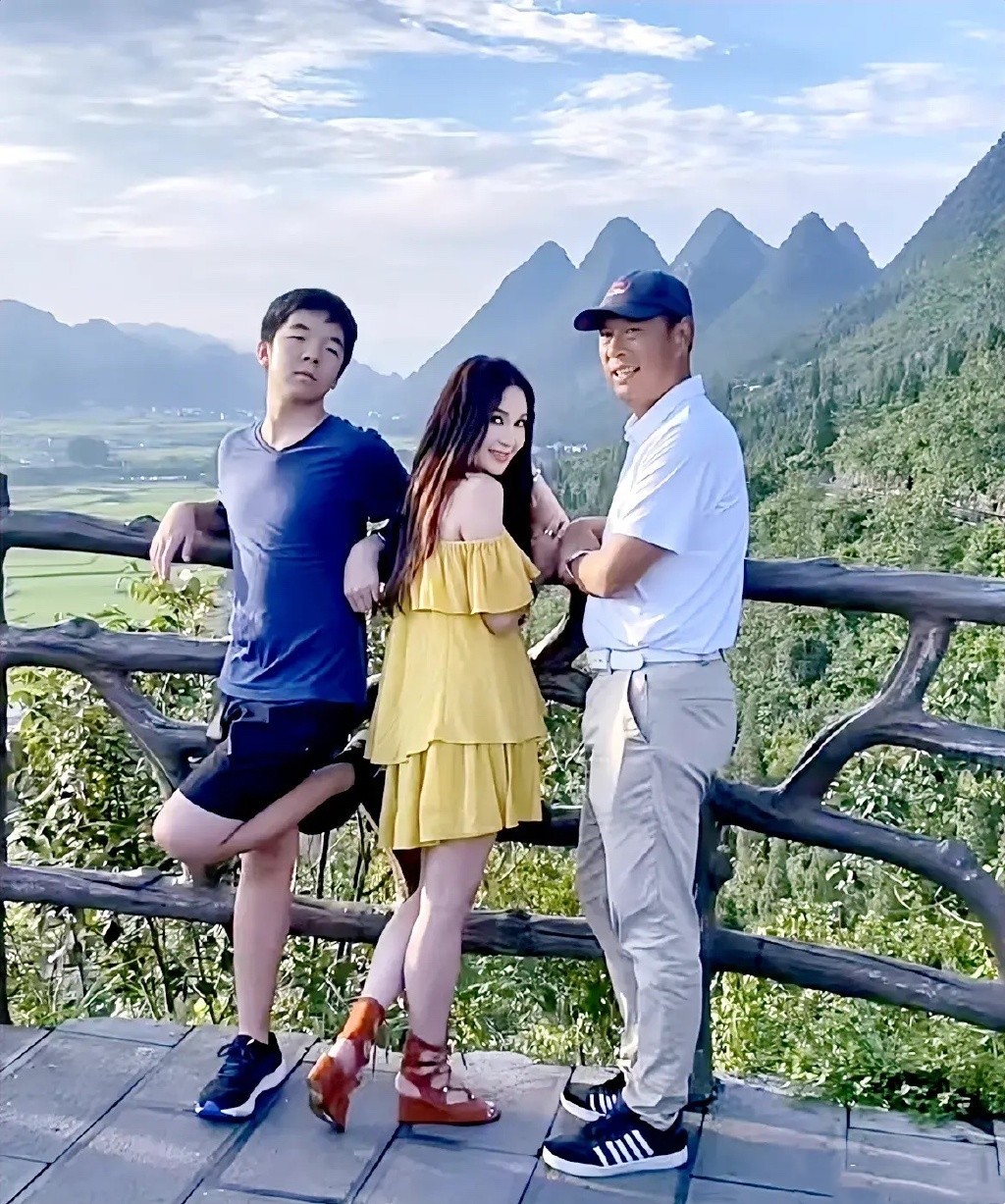 Wen Bixia's family of three travels! At the age of 57, she looks like a ...