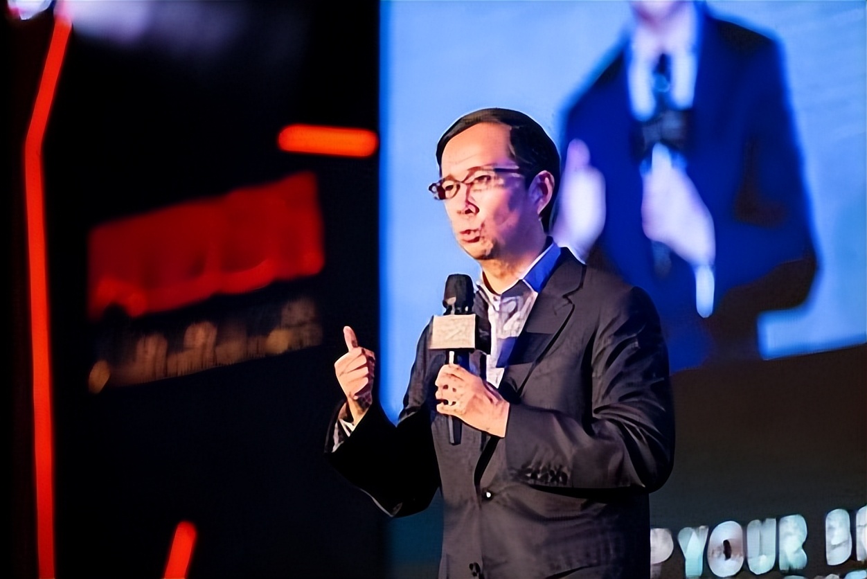 The man behind Ma Yun stood in front of Ma Yun and took the helm of ...