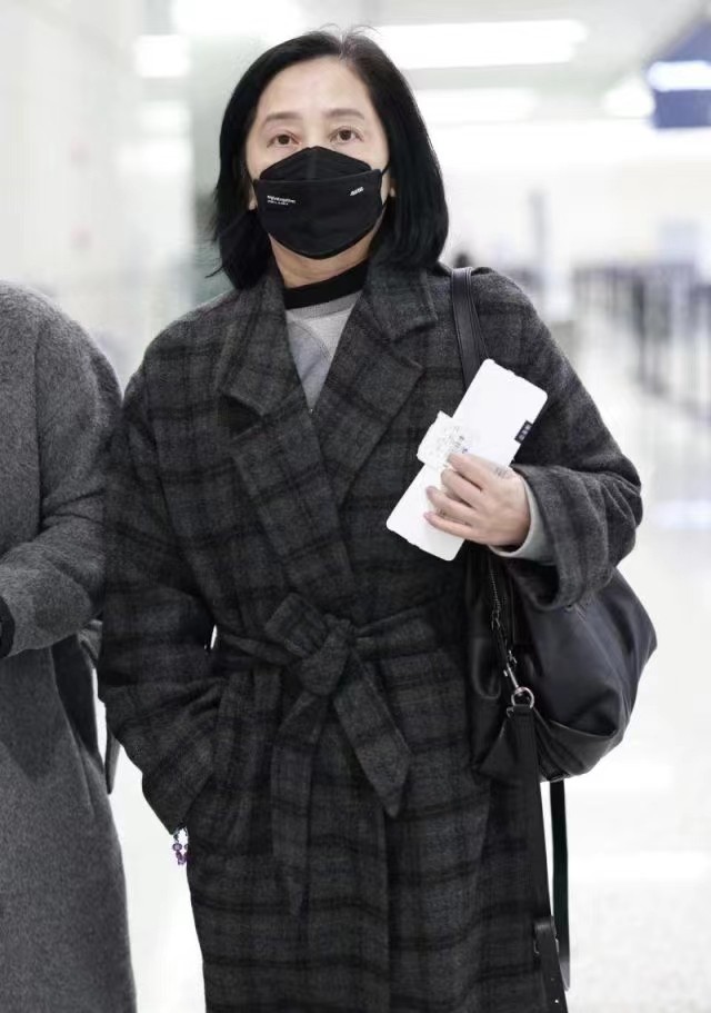 64-year-old Xu Di looks so young without makeup!Wearing a coat and ...