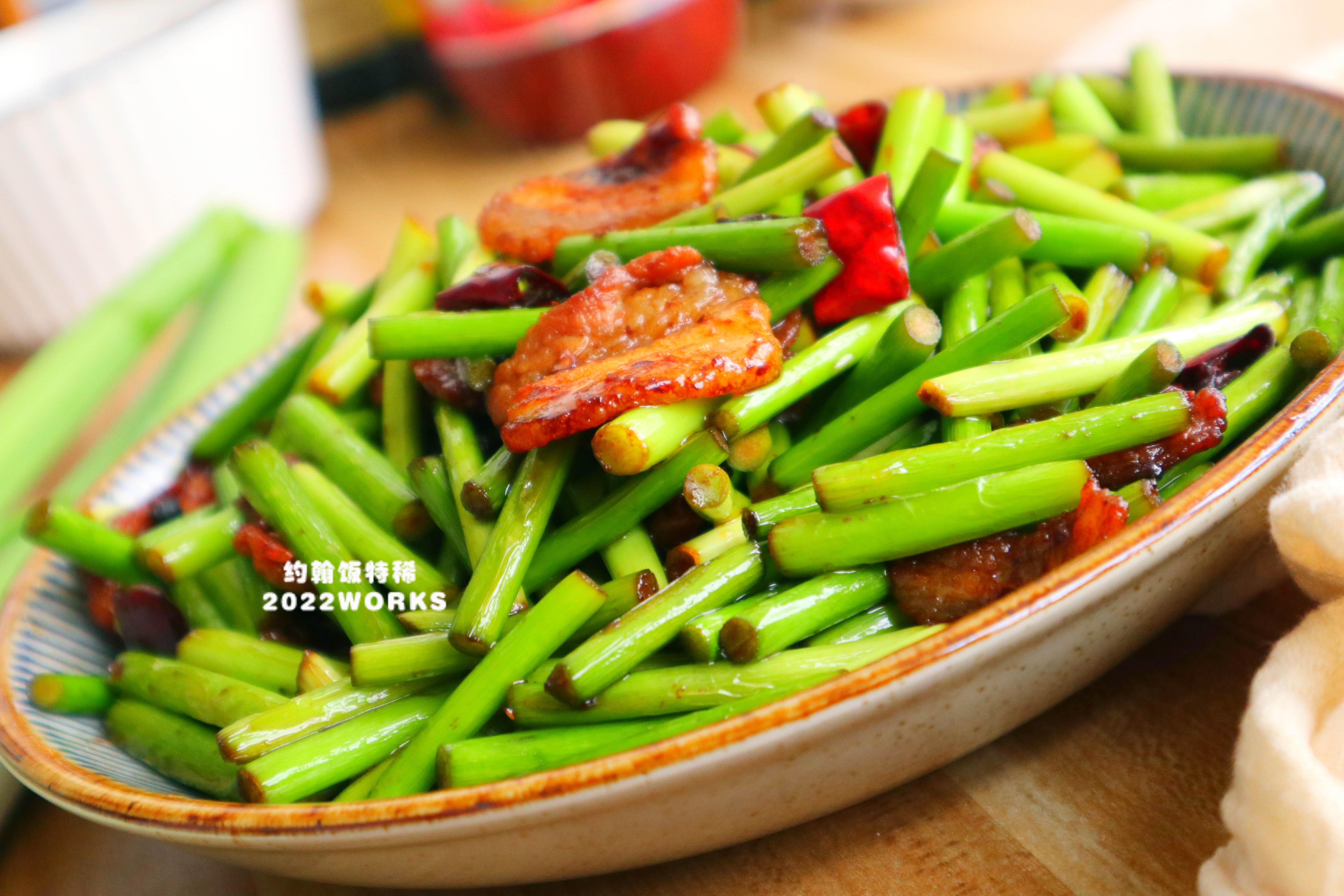 Stir-fried pork with garlic moss in this way is convenient and fast ...