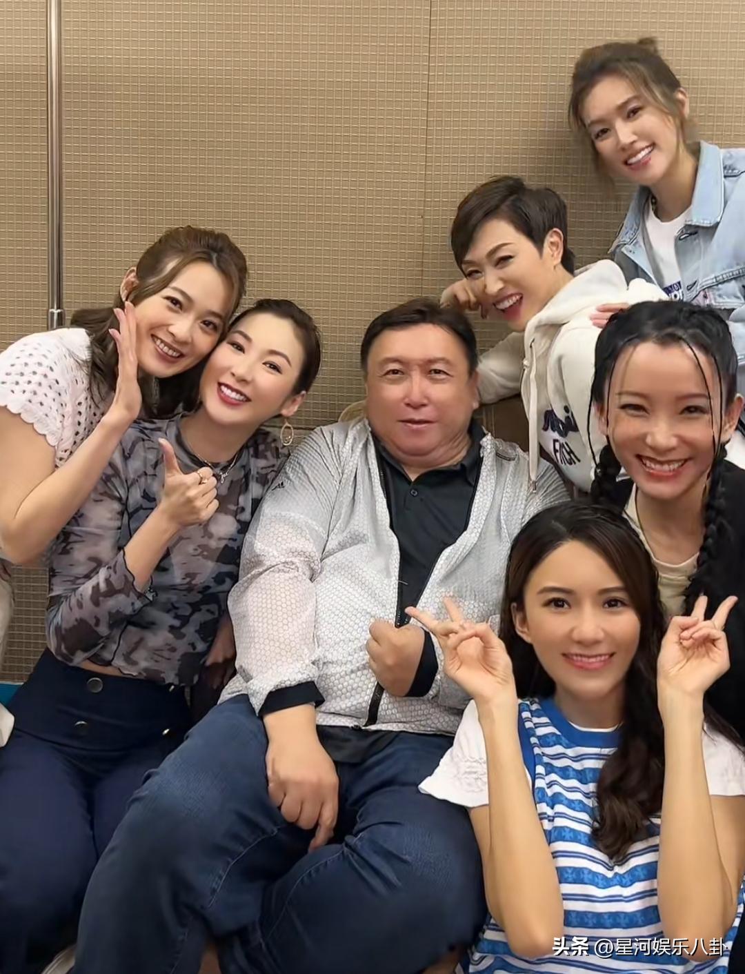 Wang Jing is happily embraced by 6 actresses, Chen Farong and Zhuang ...