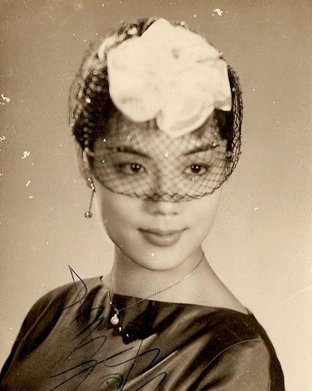 Coco, who was raised by Xie Xian, who is 49 years older, for 12 years ...