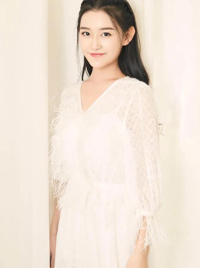Jiang Yiyi is beautiful - iNEWS
