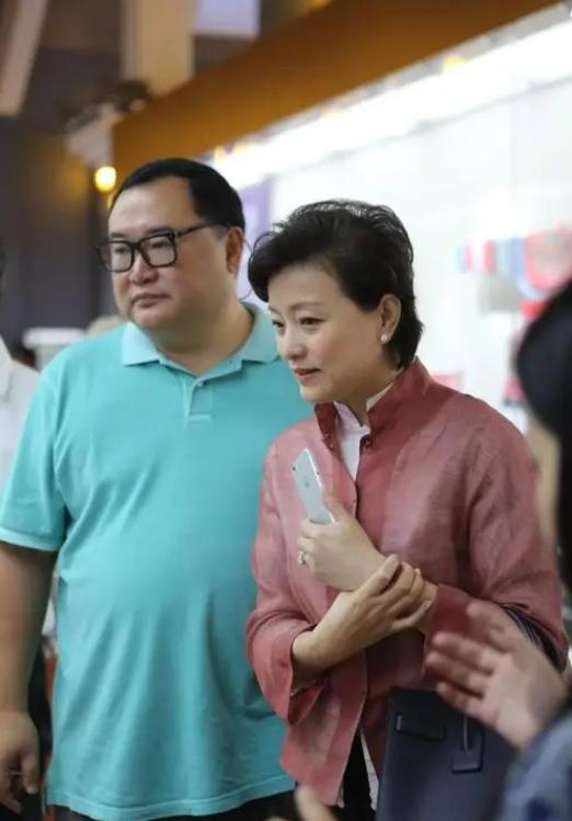 Yang Lan's rich husband makes a rare appearance, with obvious fat belly ...