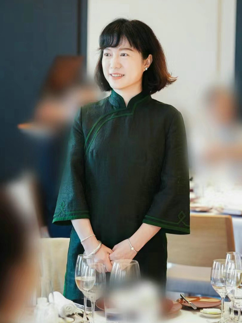 A recent photo of 48-year-old Weng Fan, dressed like a Mrs. Republic of ...