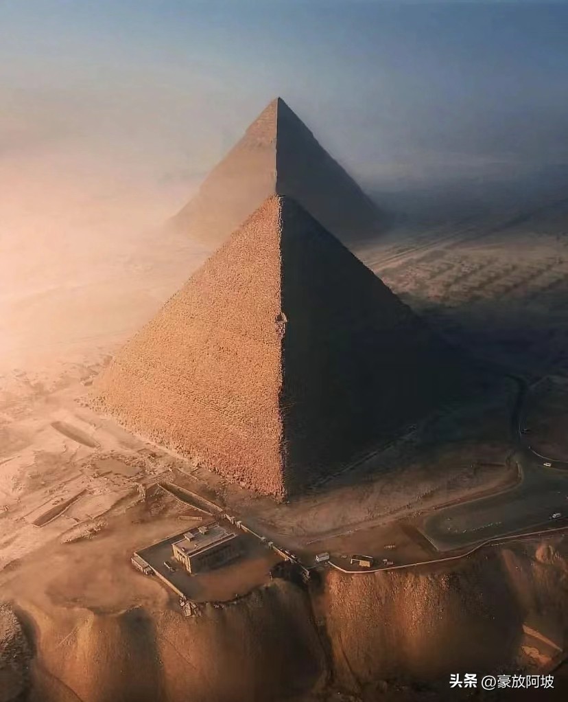 Explore the world - the submarine pyramid - iNEWS