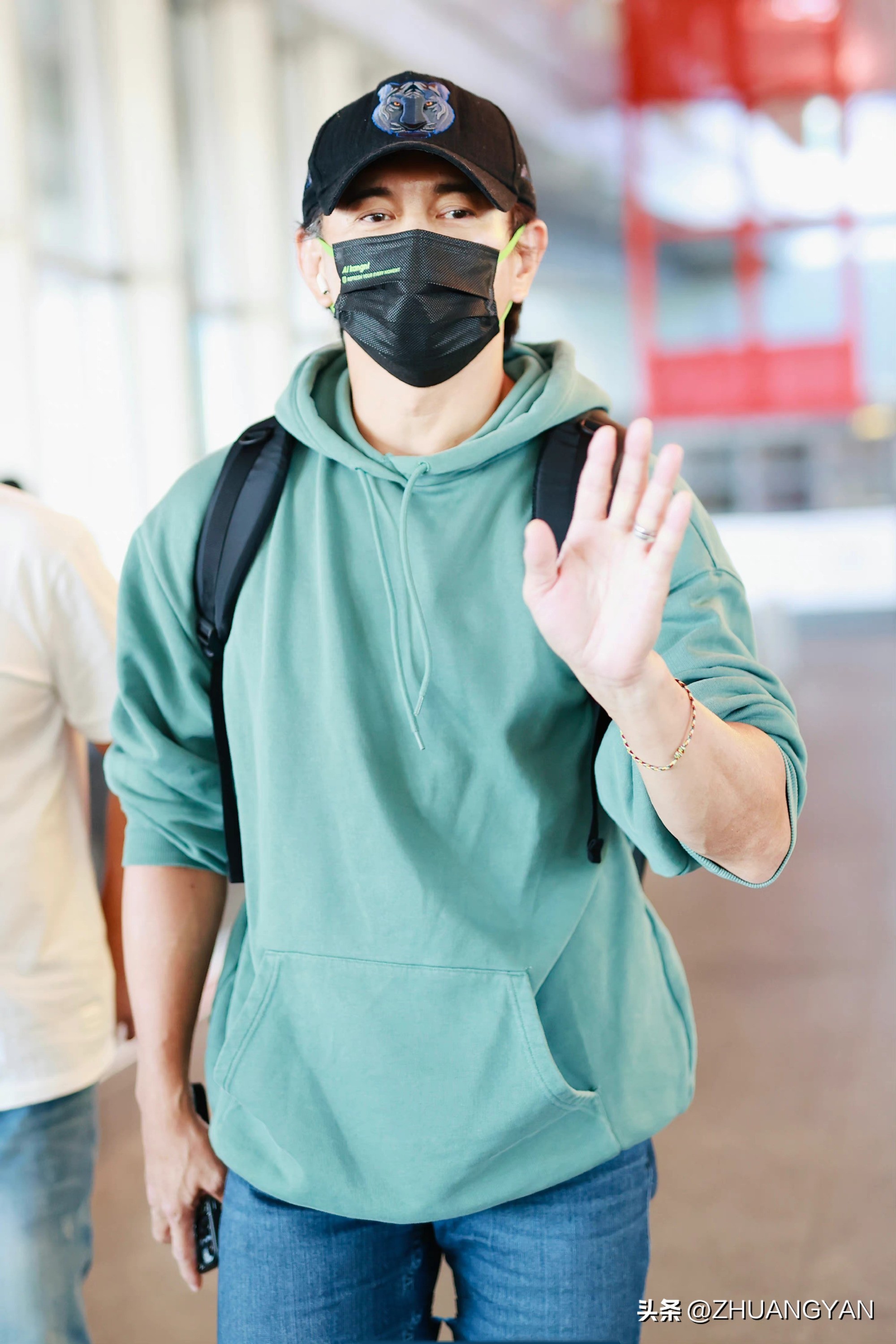 Wu Qilong's private clothes at Beijing Airport, green sweater and jeans ...