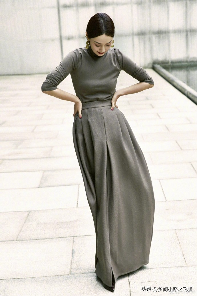 Ma Yili is dignified and elegant with short hair and plain dress in the ...