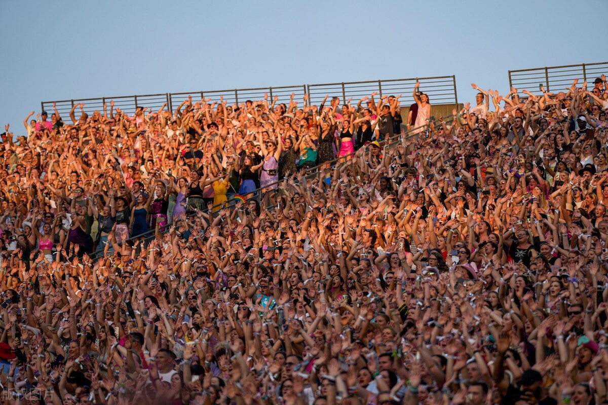 Superstar Taylor Swift's tour is crowded with people, the goddess is so ...