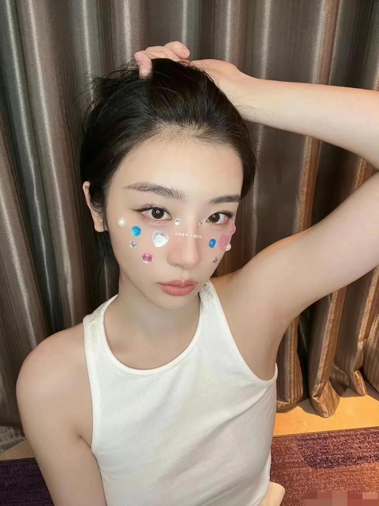 Zhao Xiaotang's white vest shape, sweet and spicy, so individual - iNEWS
