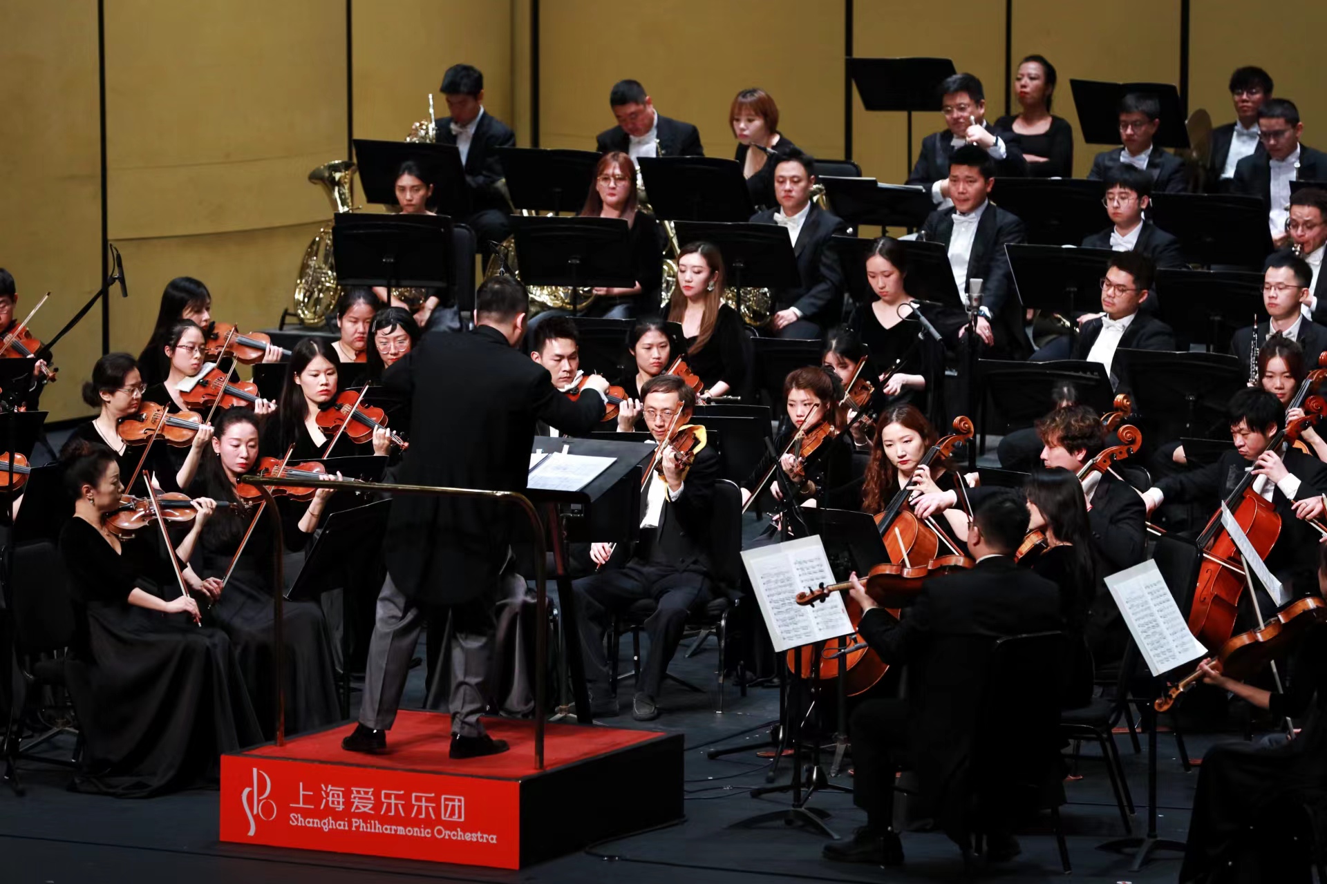 Playing the most beautiful movement, the Shanghai Philharmonic ...