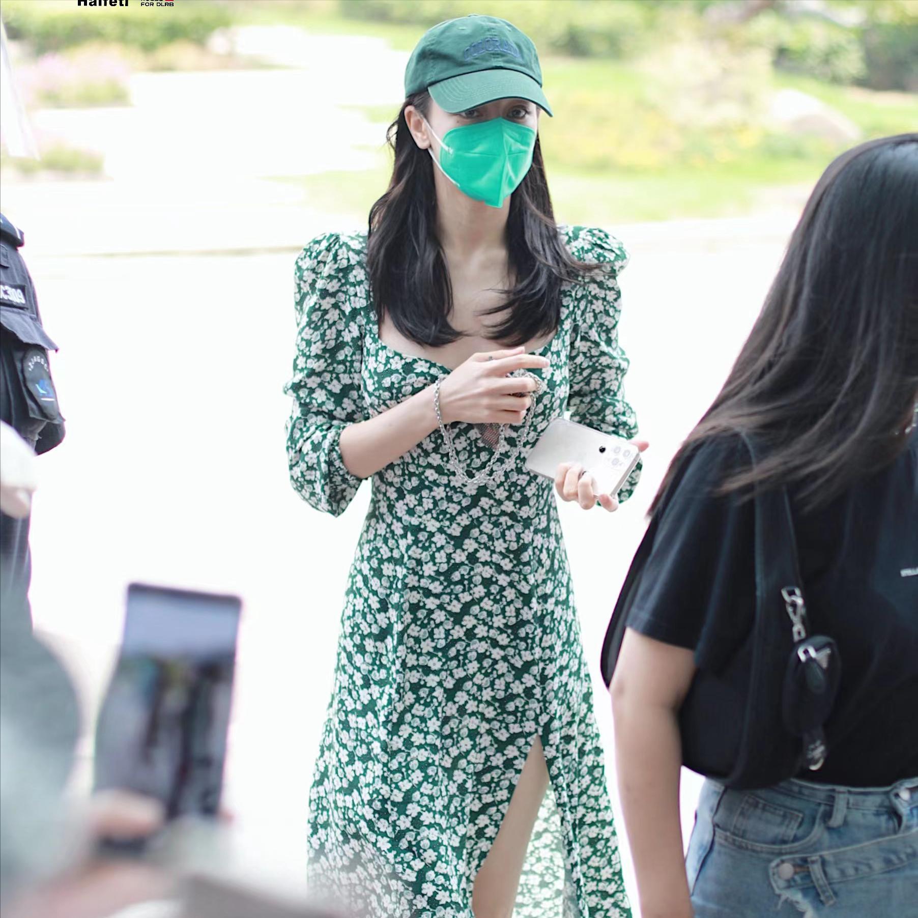 What happened to Di Ali Gerba?Wearing a low-cut floral dress is so eye ...