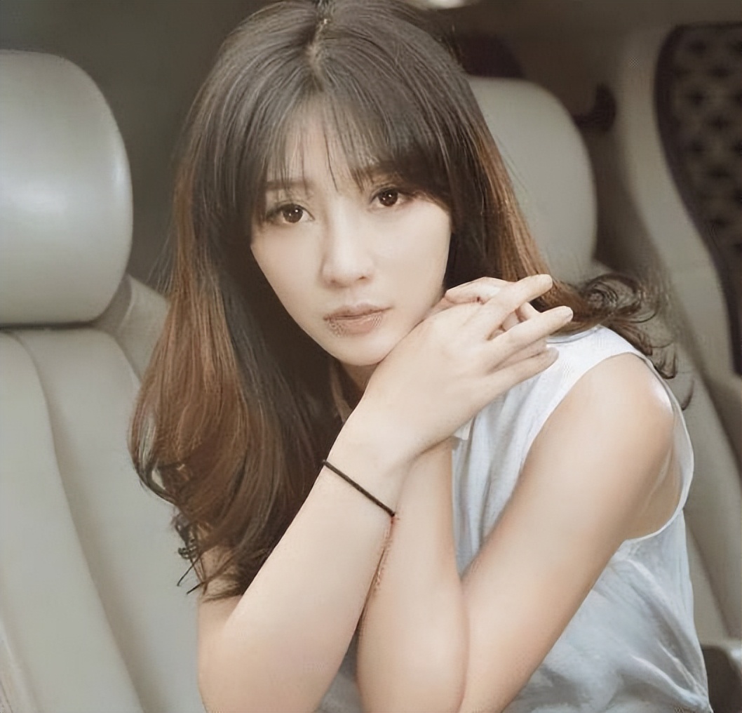 Embarrassing moment! Liu Yan attended the event, and she accidentally ...