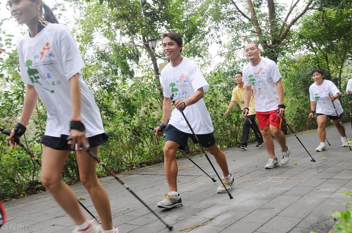 The elderly insist on doing these fitness exercises every day to keep ...