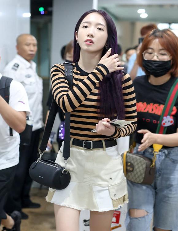 孟美岐徹底打破二次元，米色牛仔短褲搭配條紋上衣大秀少婦魅力！ - 資訊咖