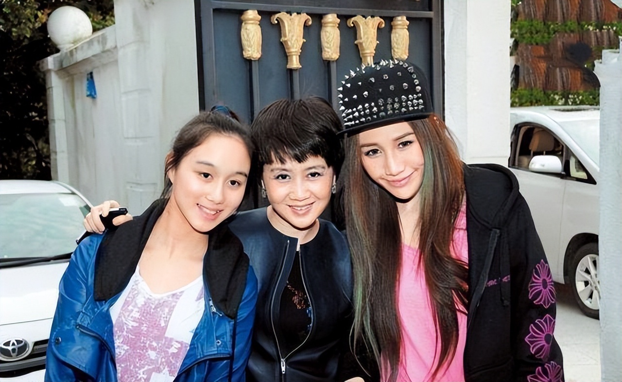 How does He Chaolian call Liang Anqi, instead of calling her fourth ...