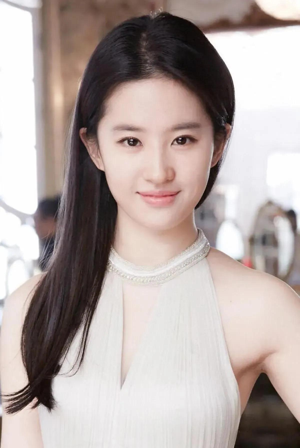 Liu Yifei (jumping) - iNEWS
