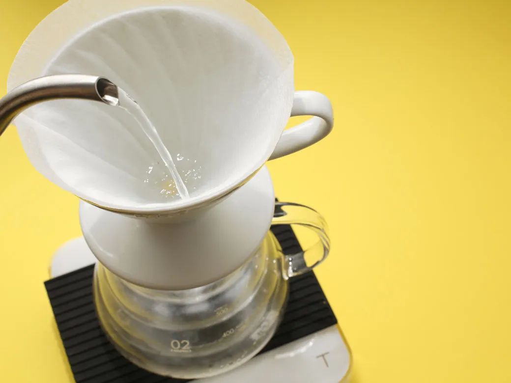 Learn hand pouring skills and use the V60 filter cup to make a good cup ...