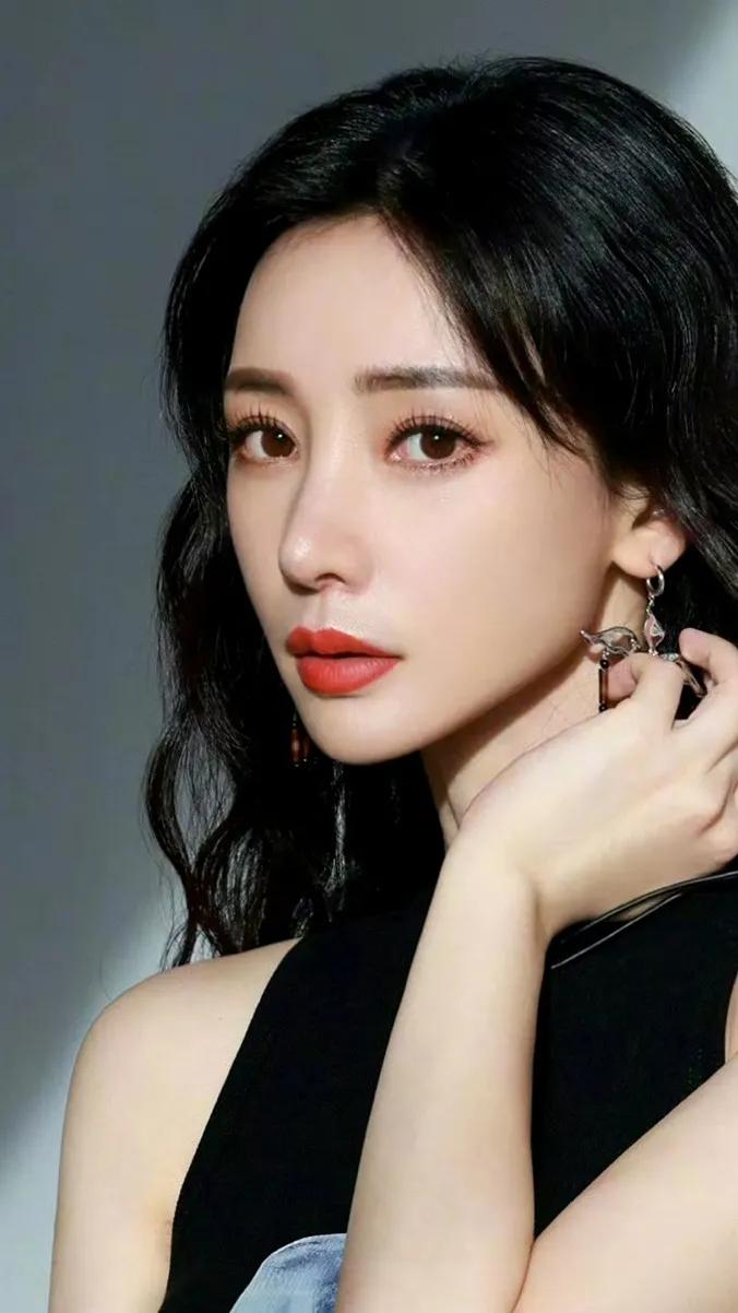 Liu Yan 230805 Exquisite Atlas Exquisite Charm - iNEWS