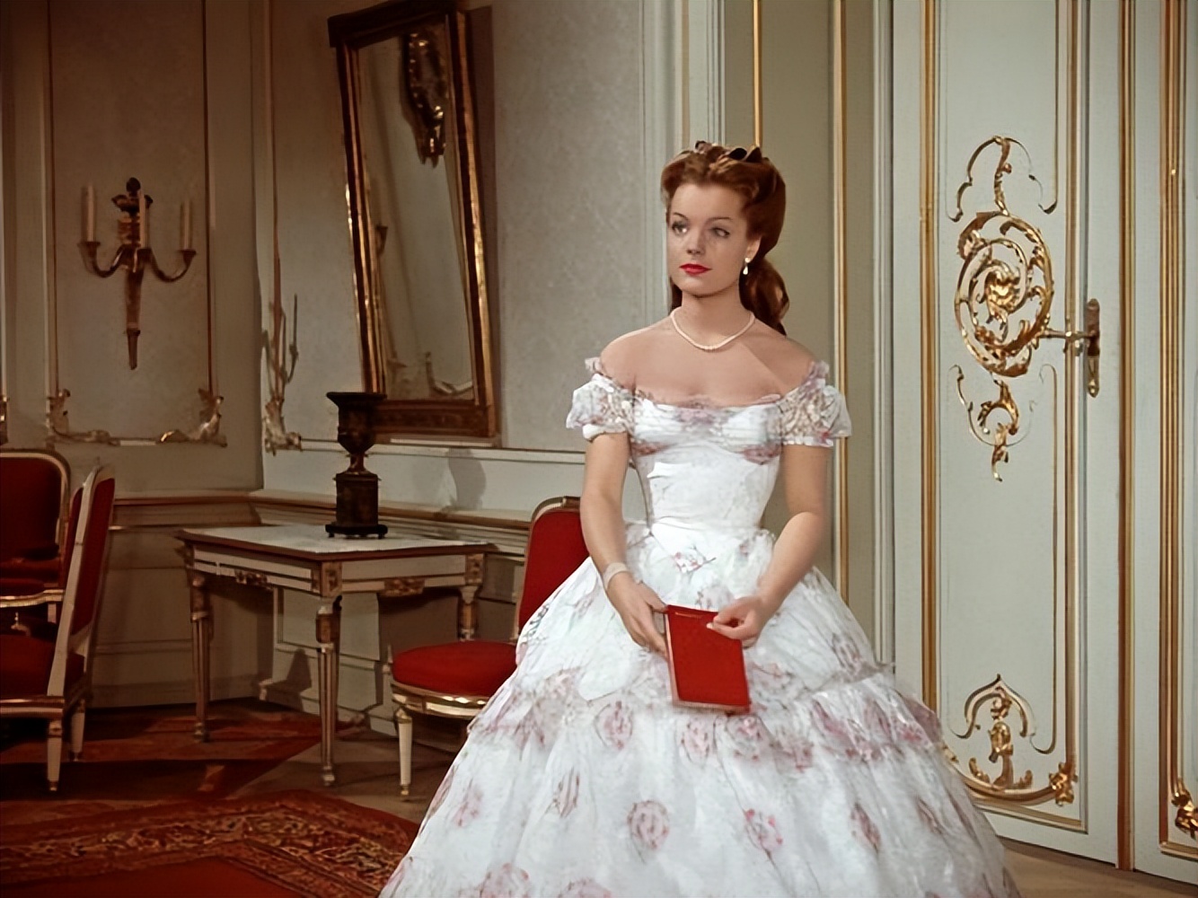 Breaking through the shackles: Princess Sissi's shackles in the palace ...