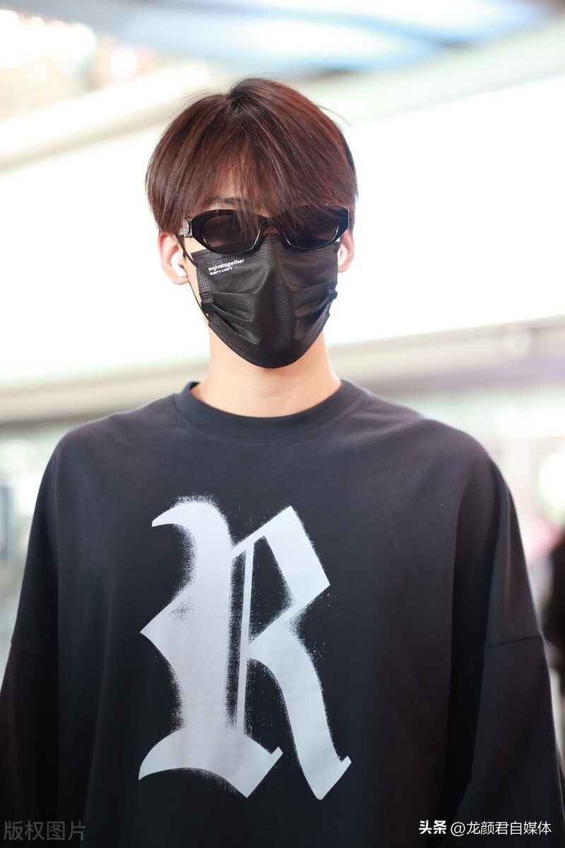 Zhou Keyu appeared in casual attire at Beijing Airport in a low-key and ...