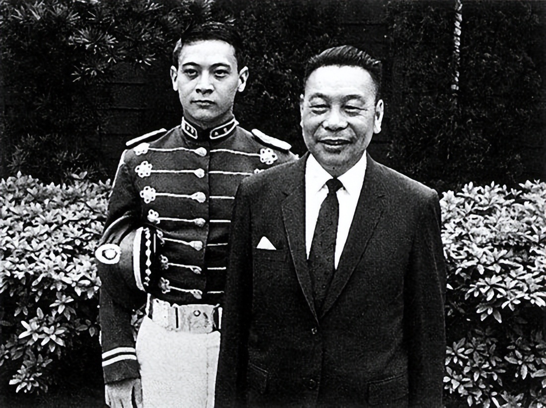 The commander of the Red Army rebelled against the Kuomintang. In 1949 ...
