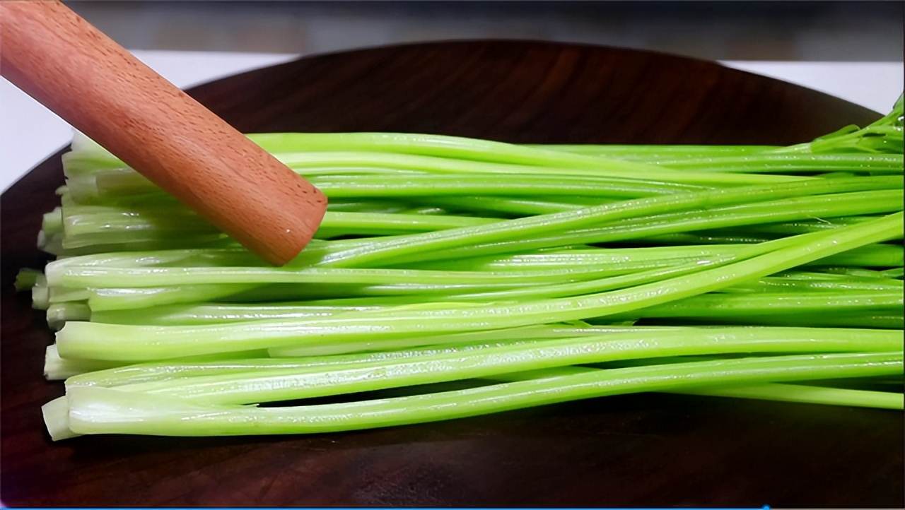 There are tricks to celery's delicious taste. It is best to avoid blanching and frying directly ...