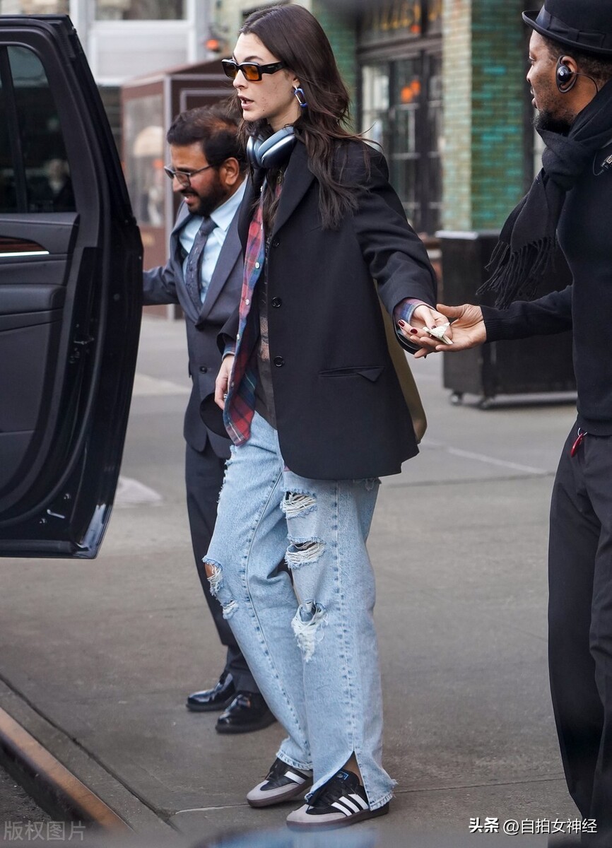Victoria Seretti Looks Gorgeous in Ripped Jeans Out in NYC - iMedia