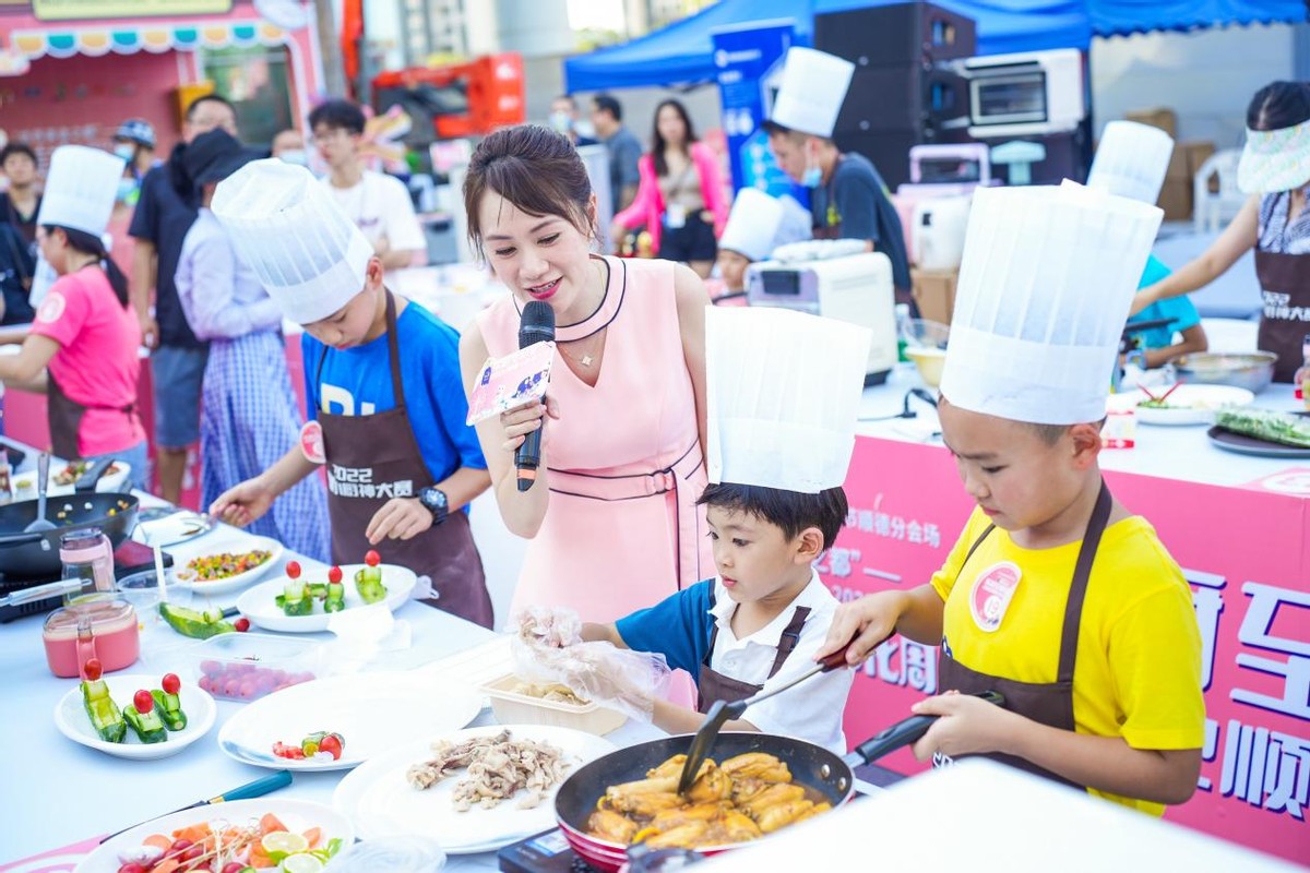 Spencer and Little Master Chef together on stage to show cooking skills ...