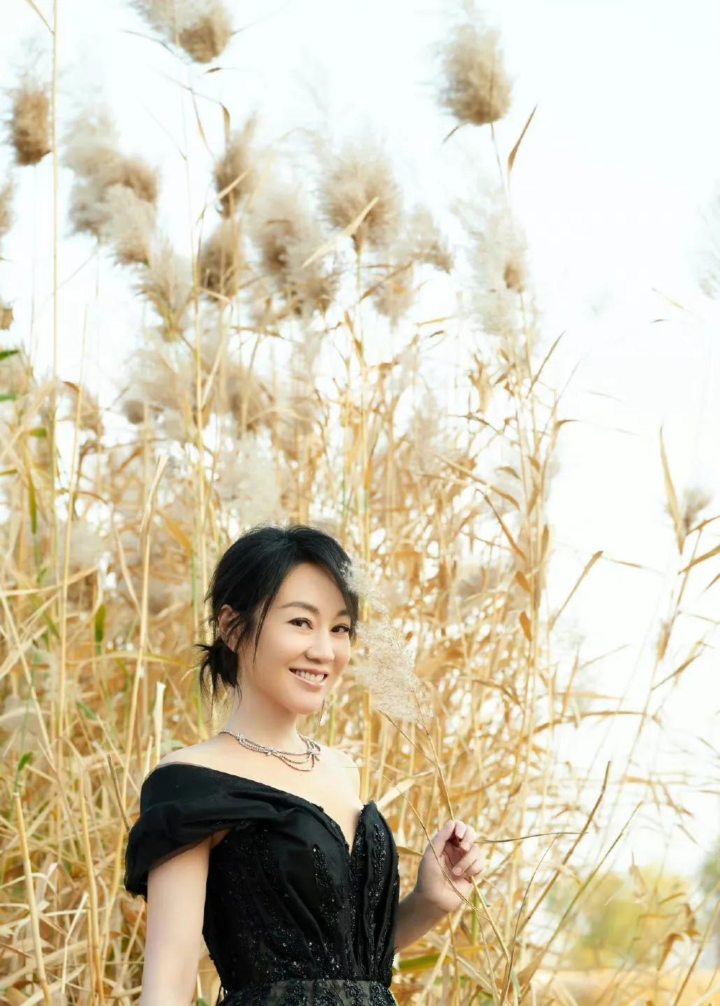 The charming and feminine Yan Ni - iNEWS